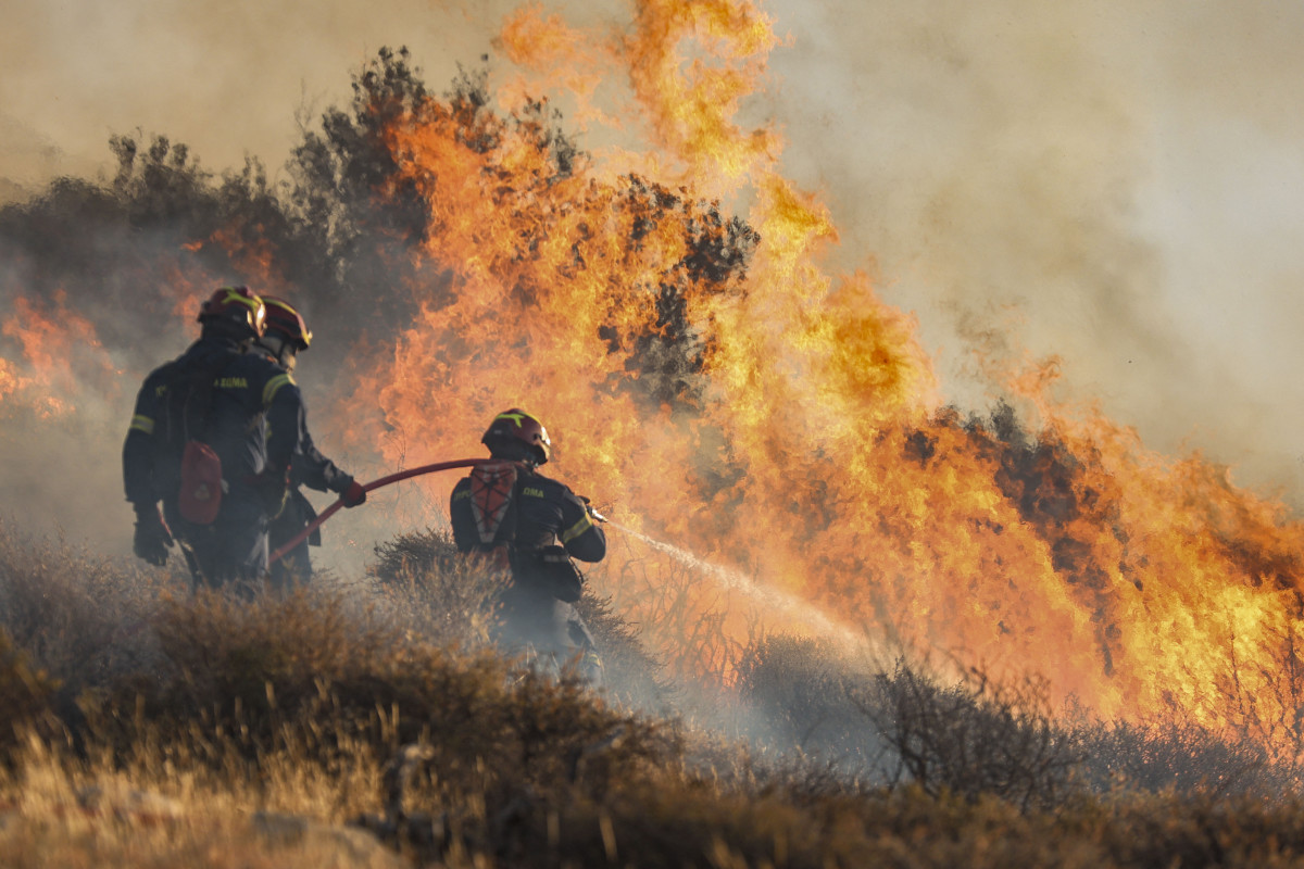 'Extreme fire' warnings in two states, with 45mph winds and sinking ...