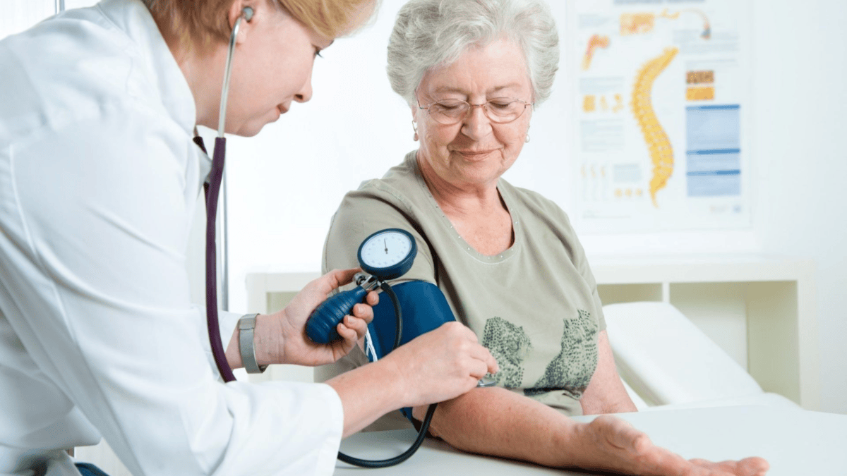 Consejos para prevenir hipertensión, diabetes y colesterol en adultos ...