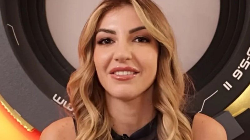 Al GFVip 8 scatta il bacio tra Lucia e Renato: amore improvviso o ...