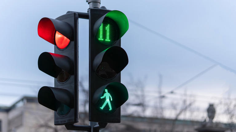 Why there are no countdown timers on traffic lights in the US