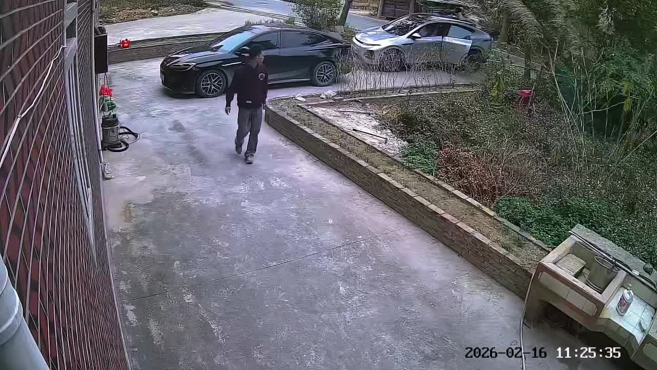 Man runs back in panic as barking dog chases him in Foshan, China