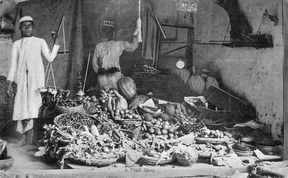Photos of what grocery shopping looked like 100 years ago
