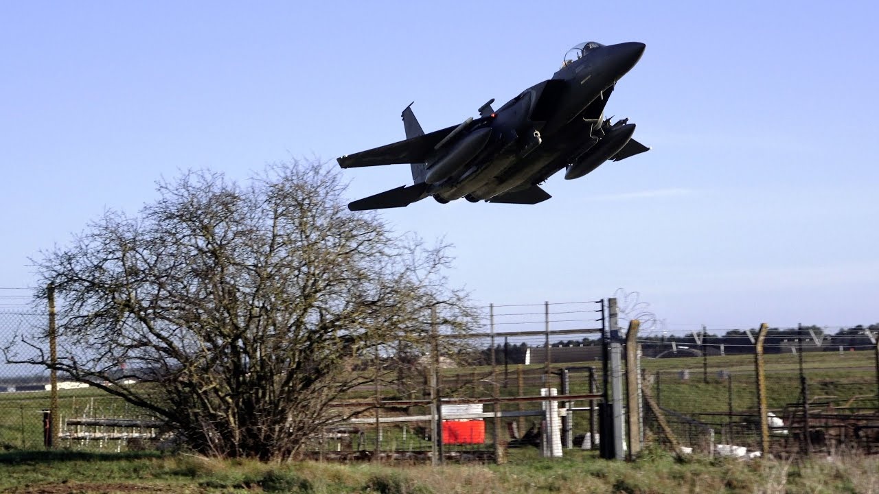 Watch this fast jet tear past in a low climb flyby - "It's gone in seconds"
