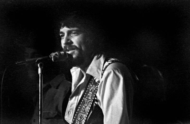Most fans don't realize Waylon Jennings is buried in Arizona