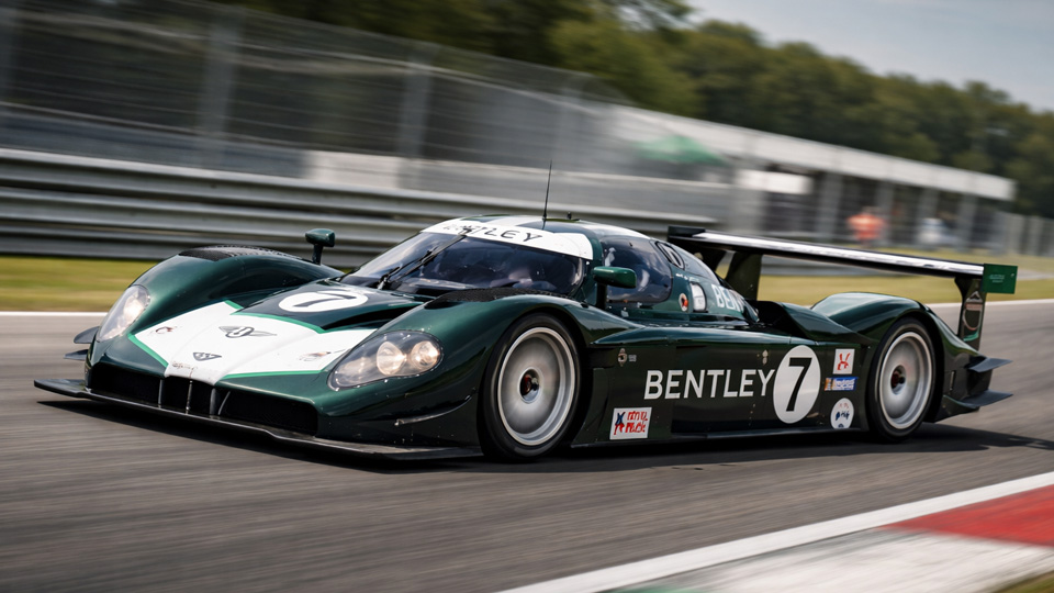 Bentley Speed 8 LMP on track raw V8 racing sound