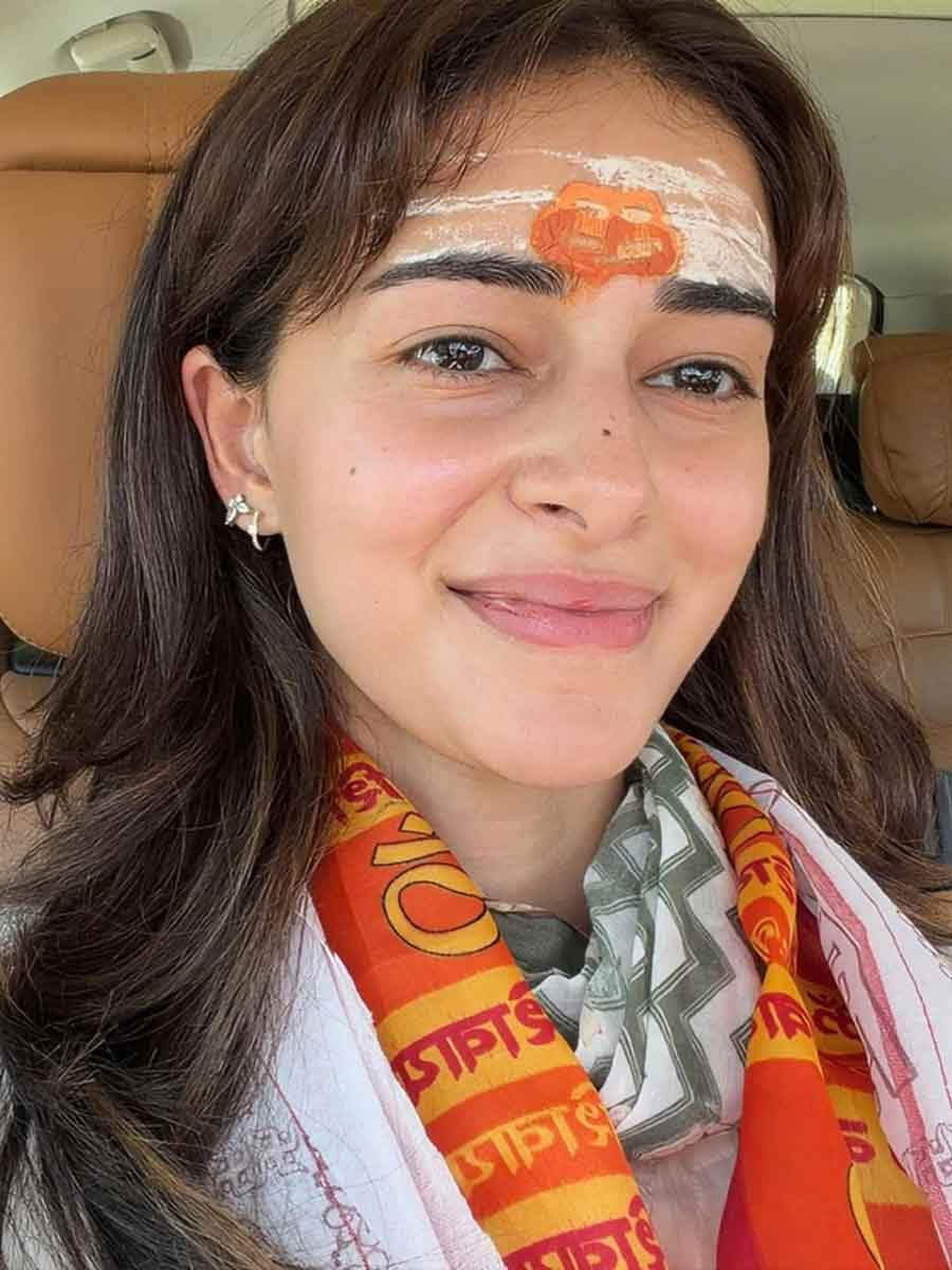 Ananya Panday seeks blessings at Dwarka’s Nageshwar Temple with family