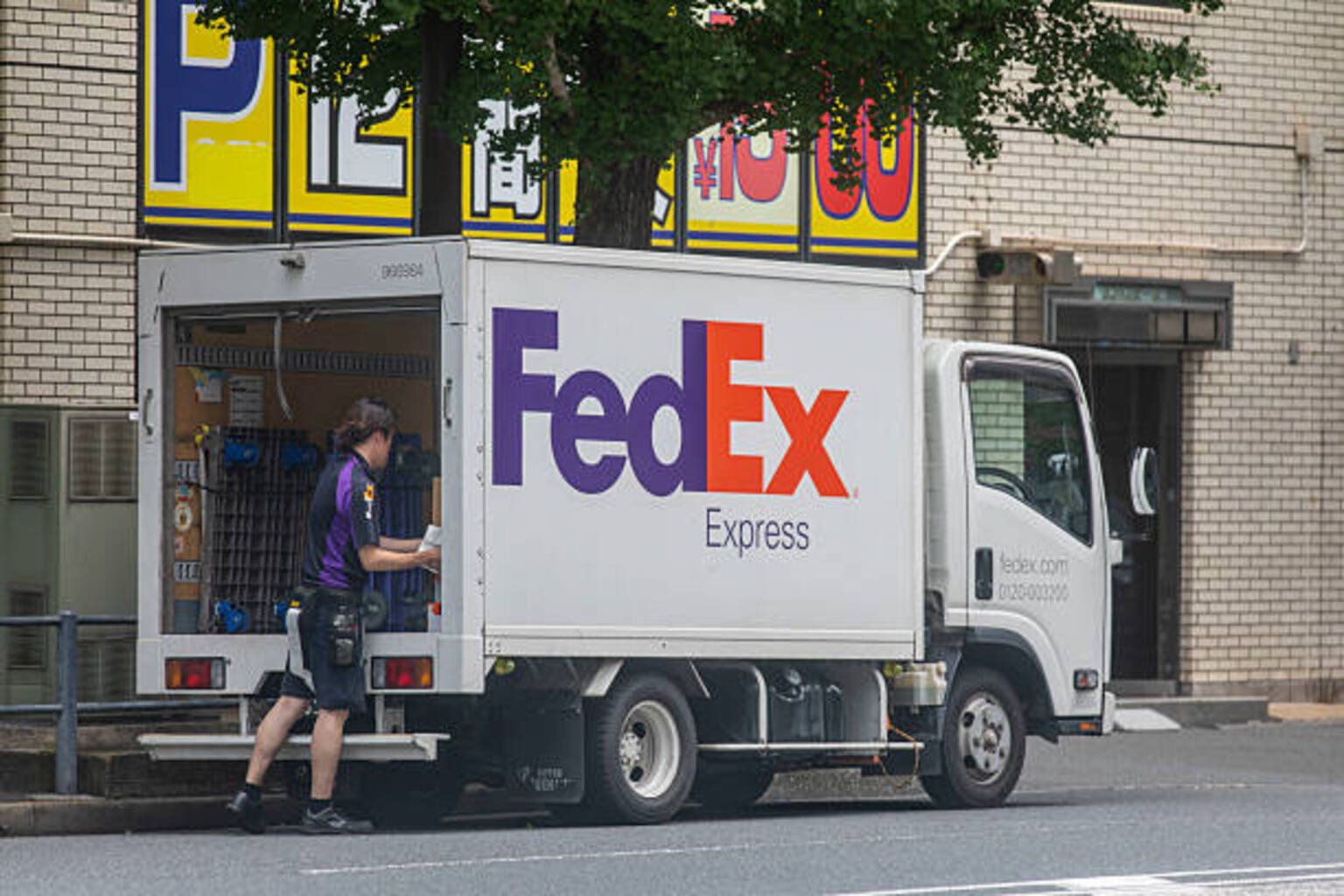FedEx boosts same-day shipping capabilities with OneRail deal