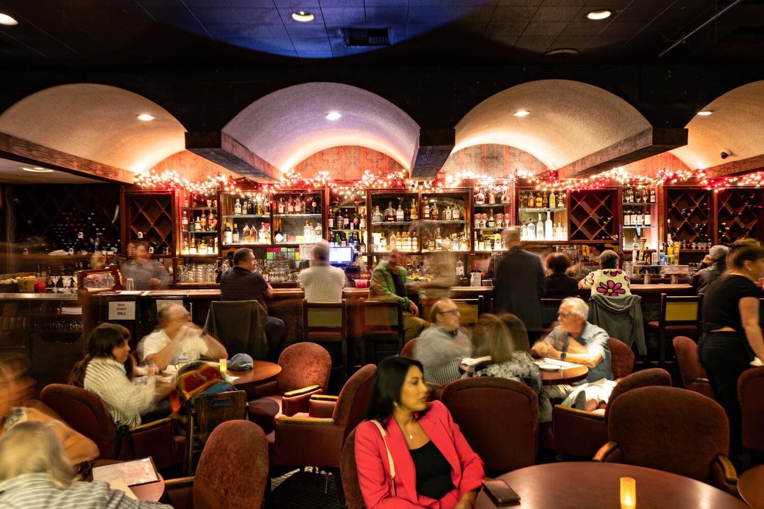 The last days of 99-year-old Taix: Stolen art, French onion soup lines ...
