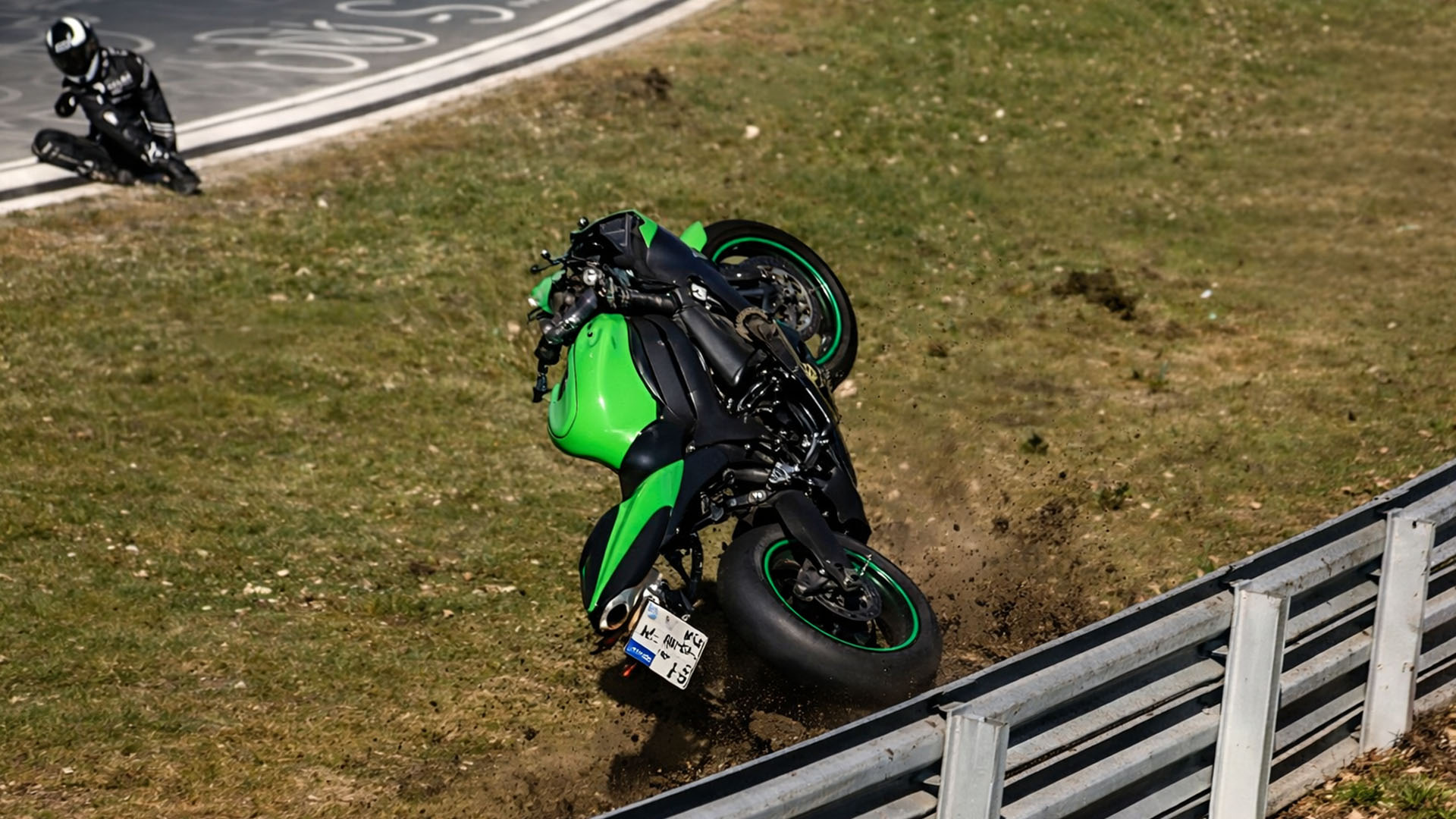 Motorcycle loses control and hits barrier at Nürburgring