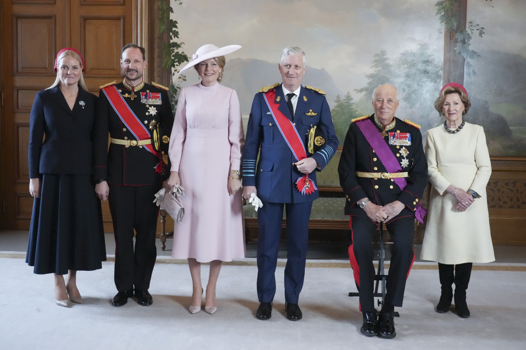 Opvallend detail bij staatsbezoek: koning Harald zittend op de foto