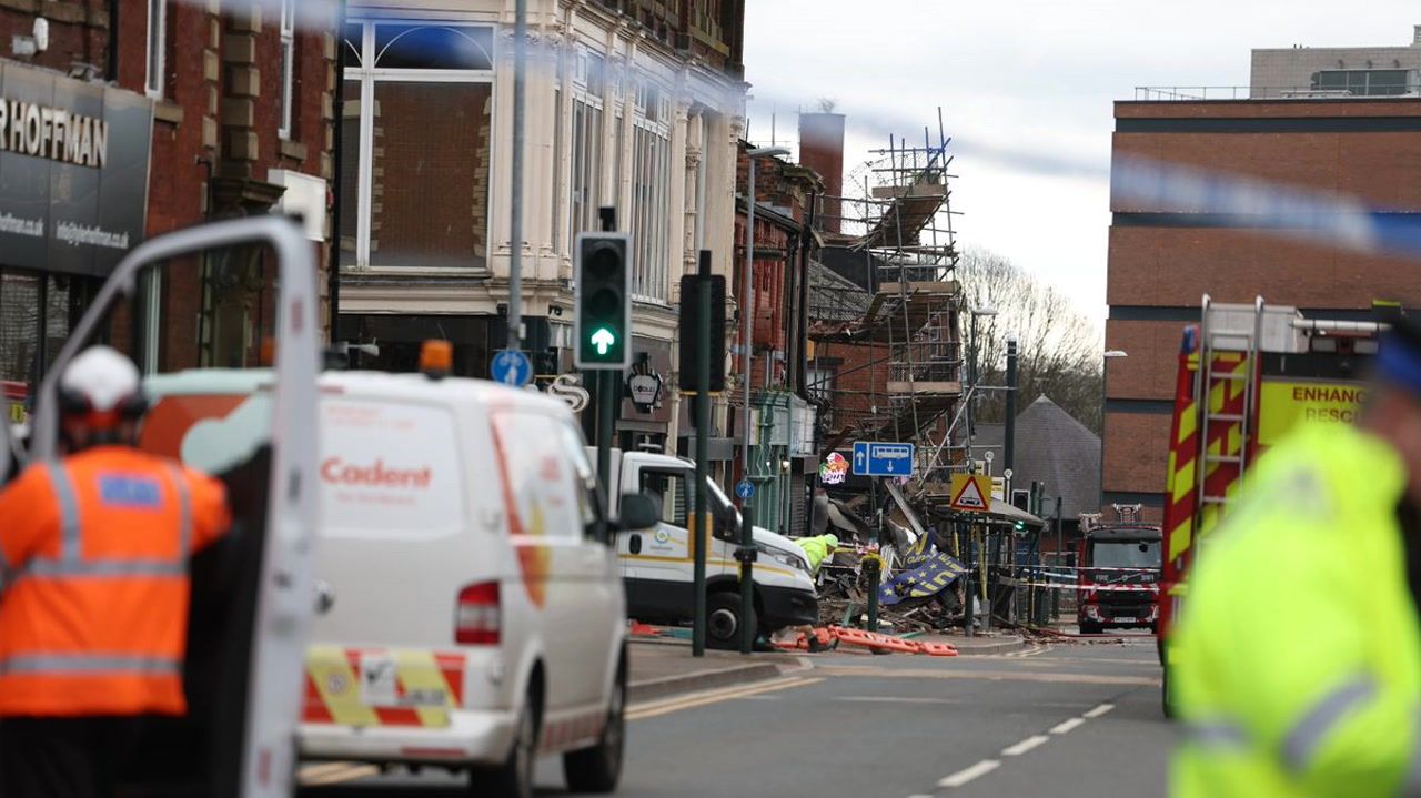 Oldham building collapse triggers cordon and closures