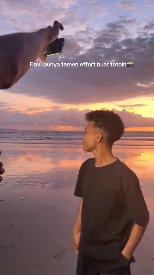 Pengen punya teman seperti ini saat traveling dan sunset