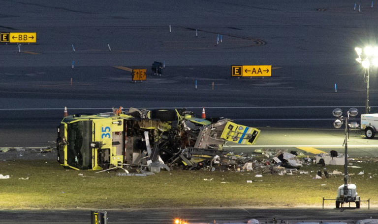 FAA probes whether LaGuardia air-traffic controller was distracted by ...