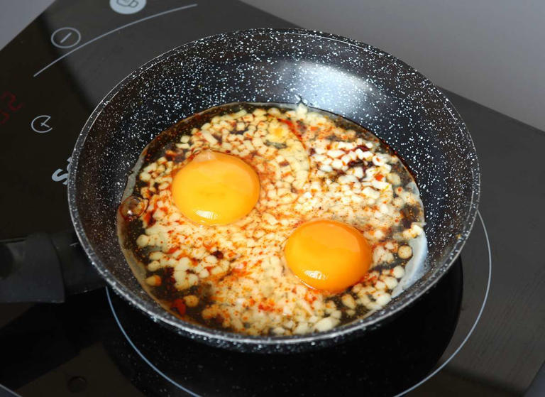Gebakken eieren met honing en mozzarella, het zoete, zoute en pittige ...
