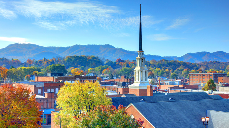 Escape to Tennessee's best mountain towns for peaceful hiking trails ...