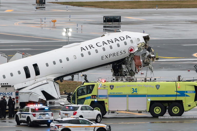 FAA probes whether LaGuardia air-traffic controller was distracted by ...
