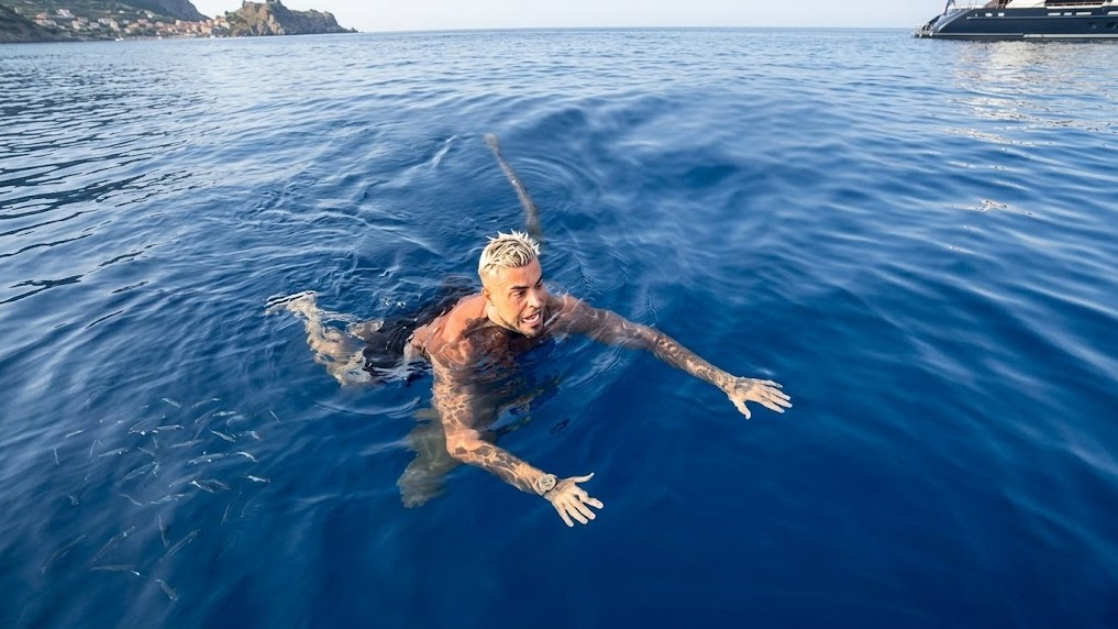 Watch what happens when shark is behind him in the open ocean