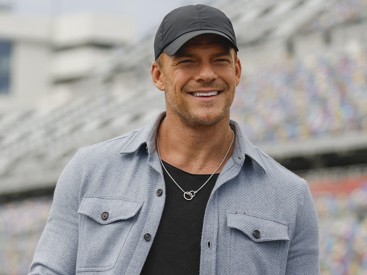 Body cam footage shows neighbour teeing off on Alan Ritchson before ...