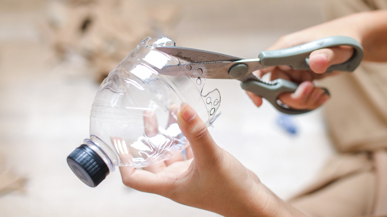 Transform empty plastic bottles into a simple herb garden for next to ...