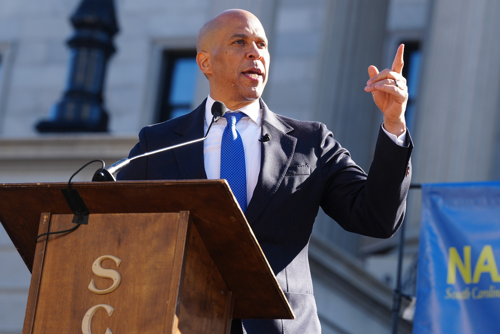 Cory Booker identifies three Democrats he says are 'stepping up'