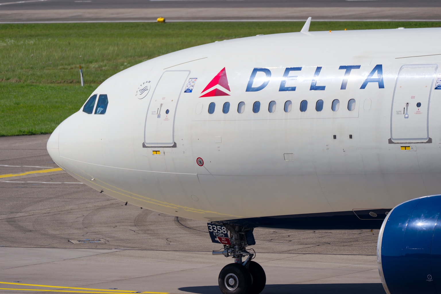 Delta Air Lines sends Congress members to the back of the airport ...