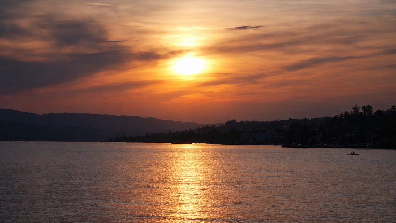 Why is Zurich Lake so peaceful at sunset