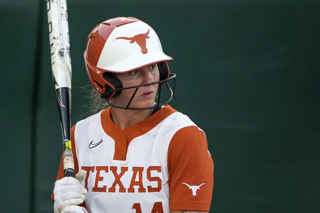 Texas reclaims No. 1 after record streak