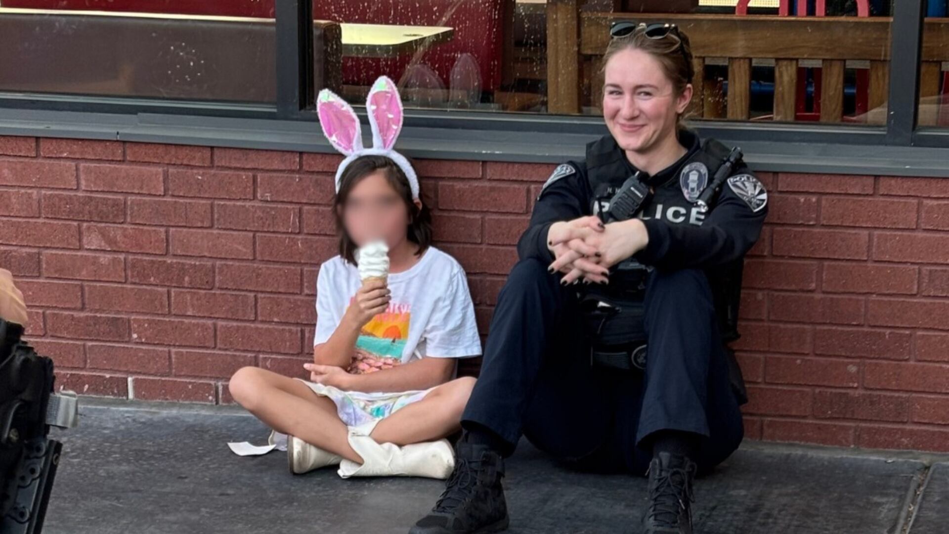 Gilbert officers comfort young girl during frightening emergency