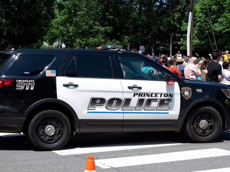 Cop injured after suspects flee burglary scene, crash into patrol car ...
