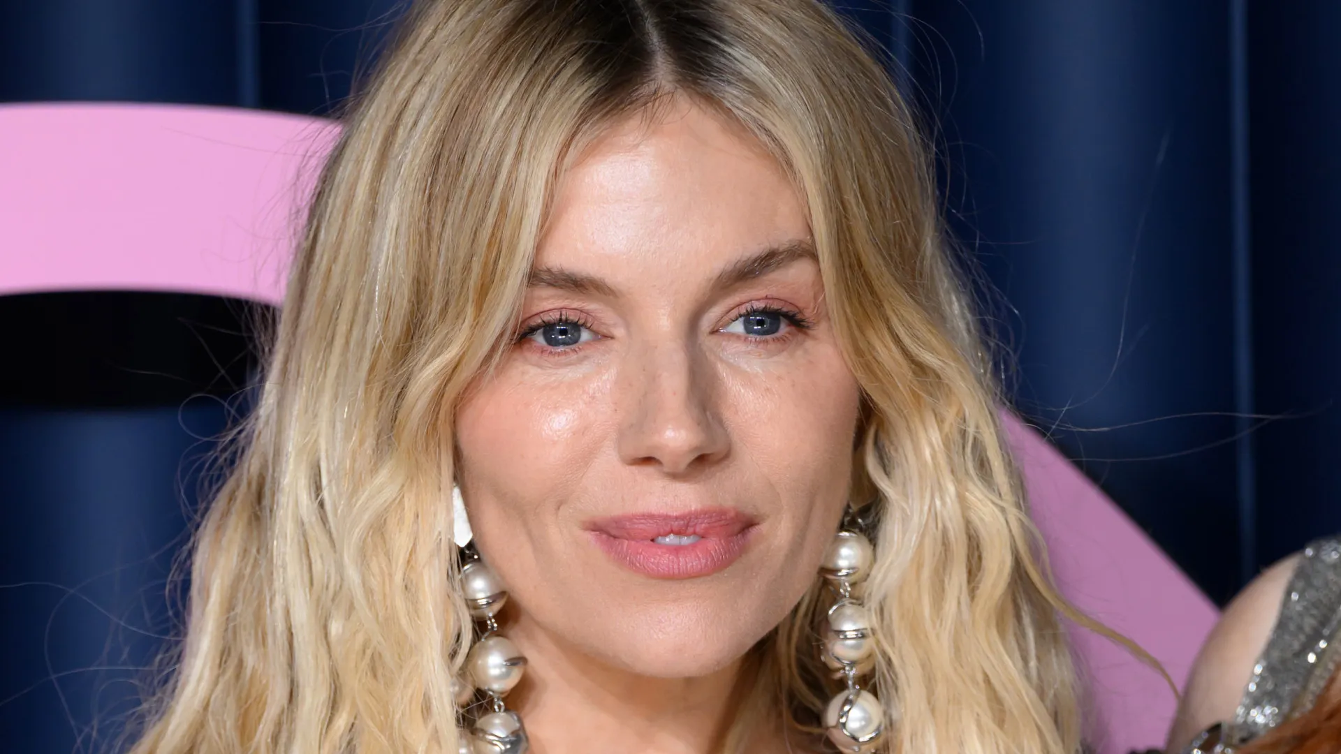 Sienna Miller e a gravidez aos 44 anos: "É a melhor coisa, é mais fácil"