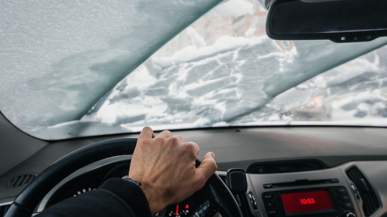 6 of the best windshield wiper blades for winter (according to reviews)