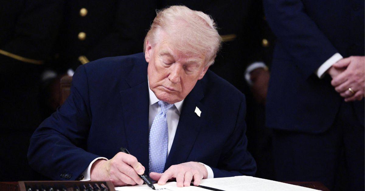 'Sleepy Don' trends as Trump appears to nap during public task force ...