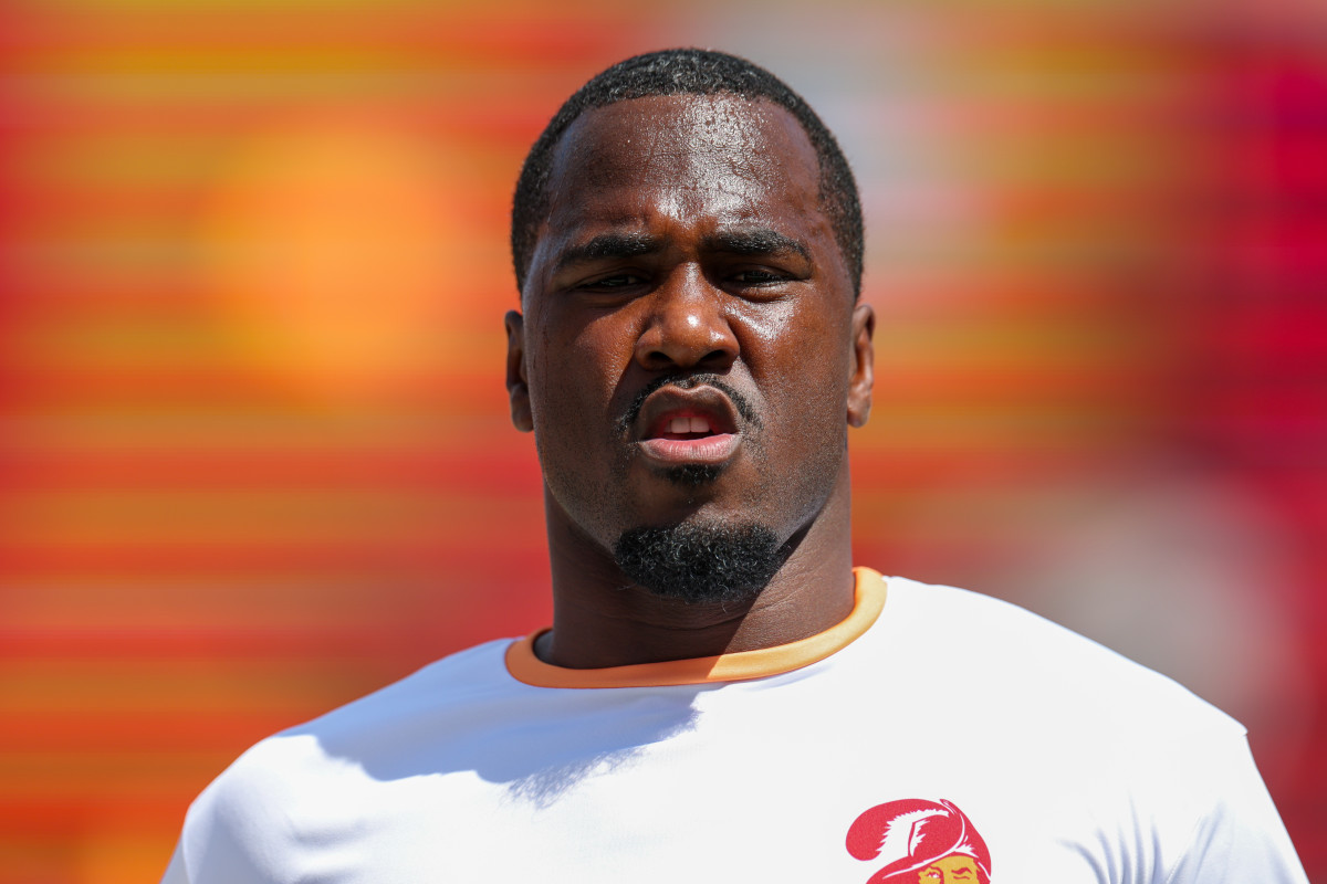 Lavonte David gets emotional during NFL retirement announcement