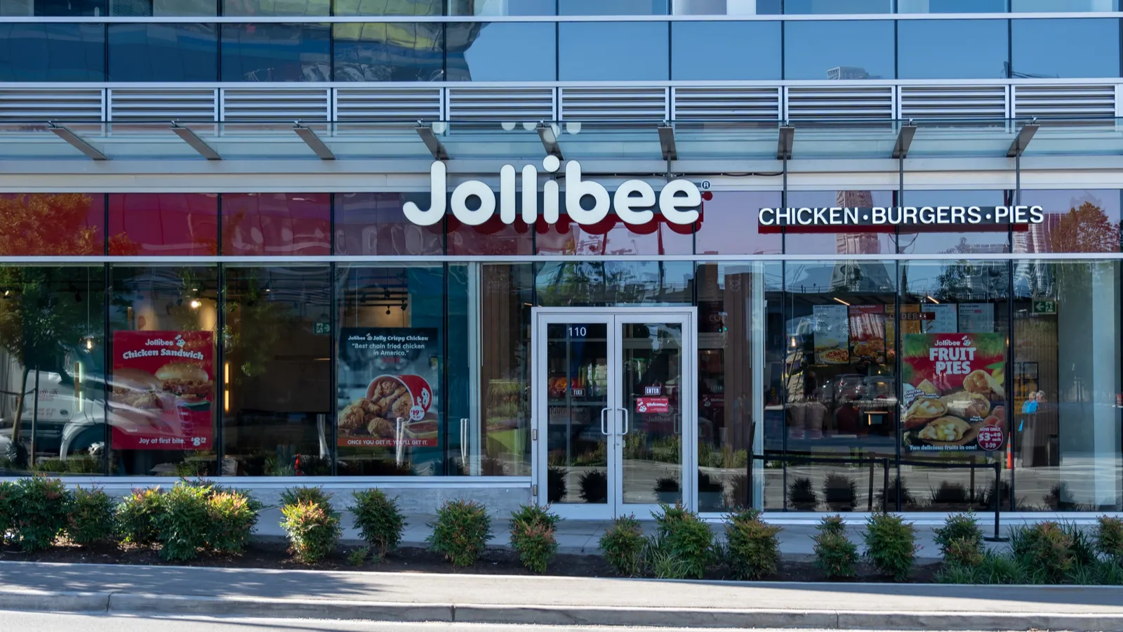 Jollibee adds 2 new bacon Angus burgers to its menu for a limited time ...