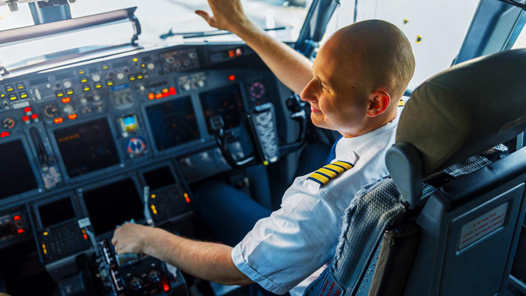 A look at the salaries of commercial airline pilots in 2026