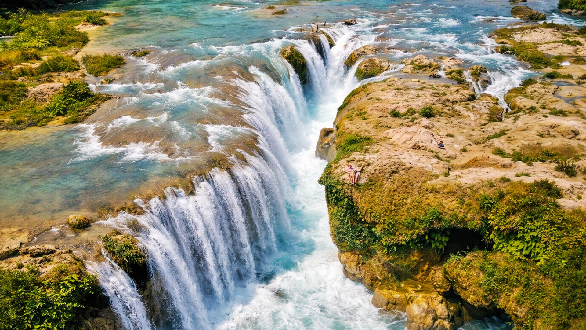 La cascata dove l’acqua turchese scorre in mille rivoli