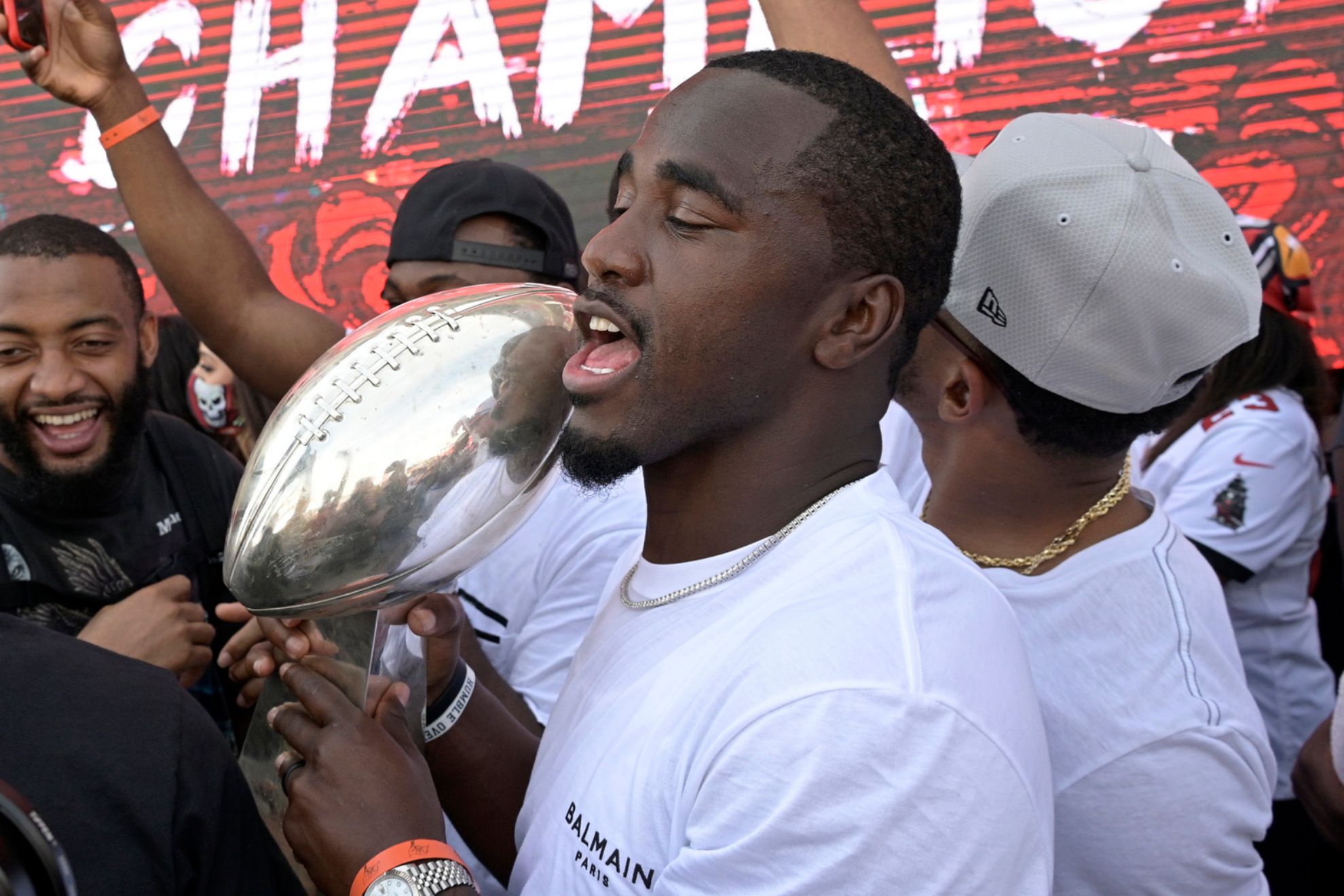 Lavonte David retires a legend: Full list of linebacker's ...