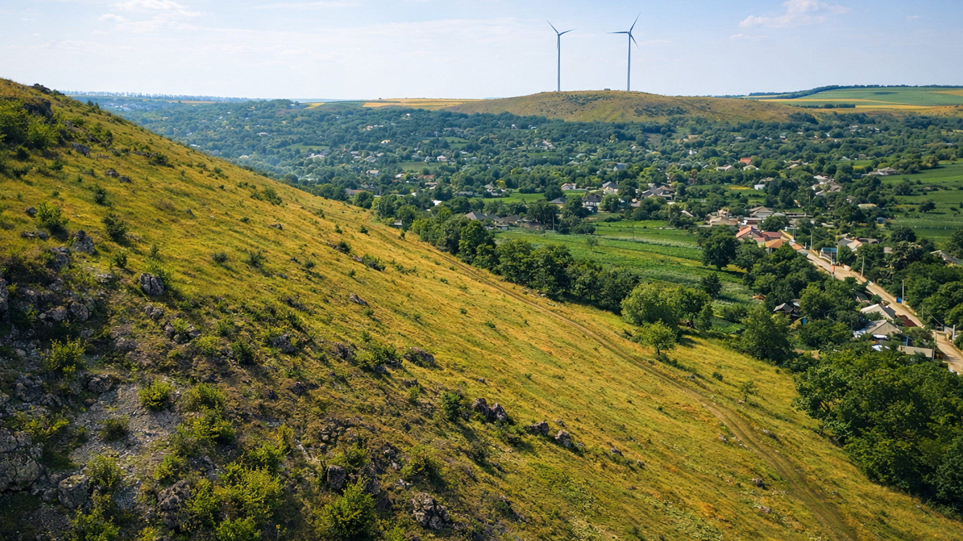Colline che isolano un villaggio dal resto del mondo