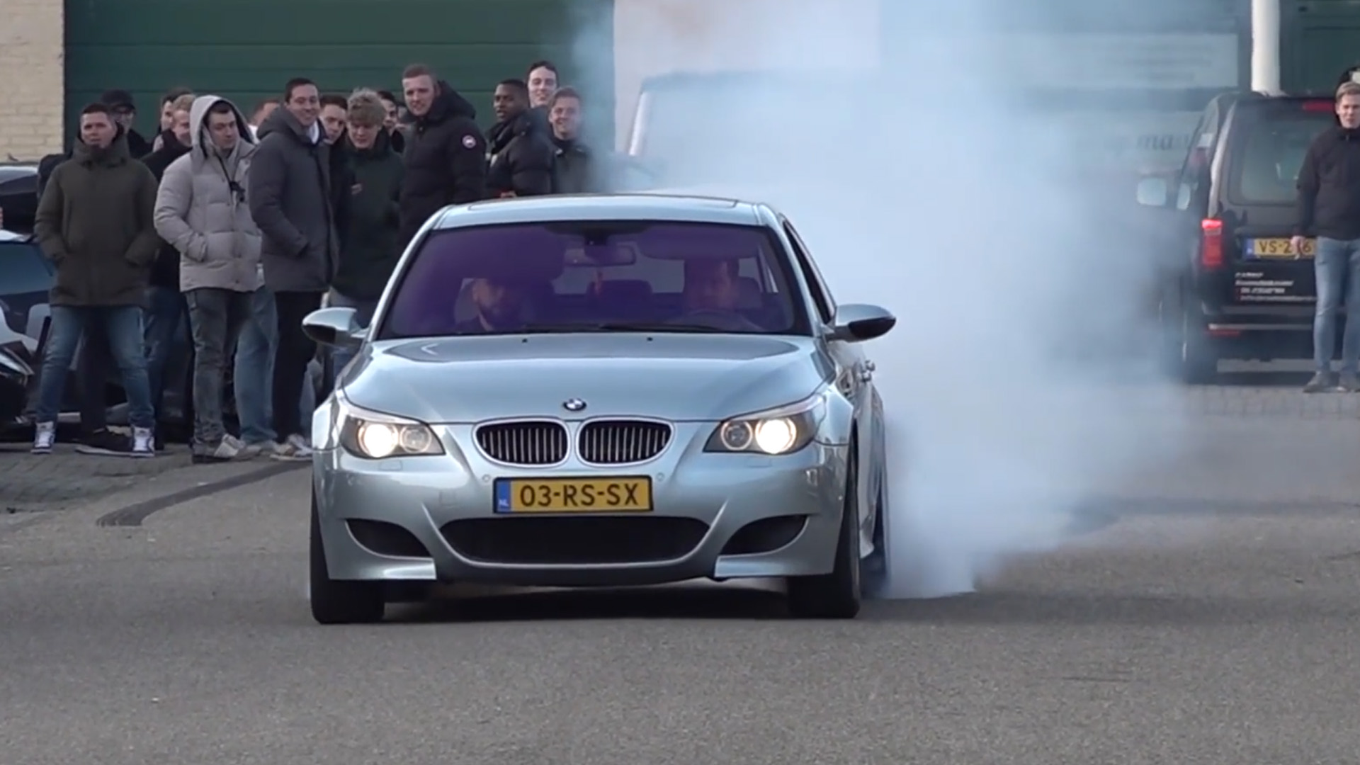 Publieksreactie op BMW M5 tijdens flinke burnout