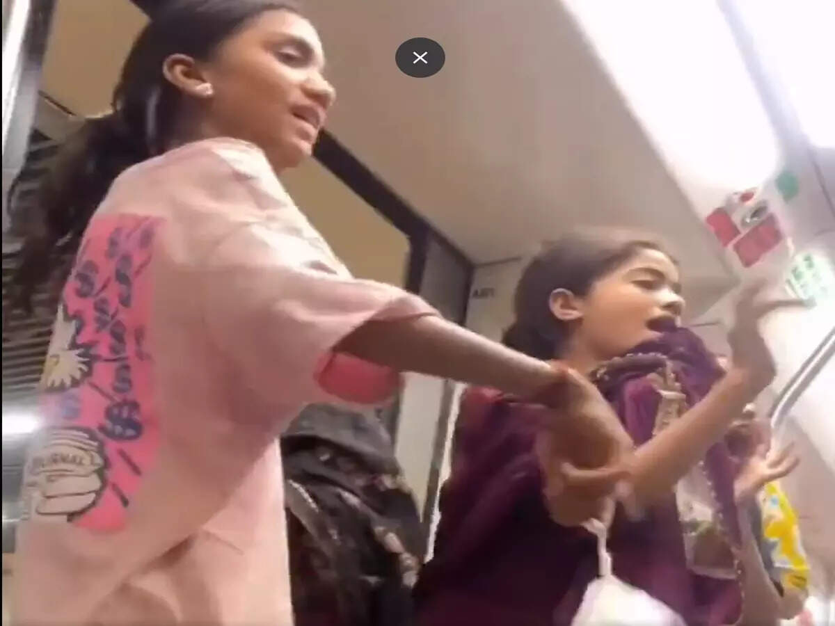 Delhi Metro viral video shows young girls shouting, hurling abuses in ...