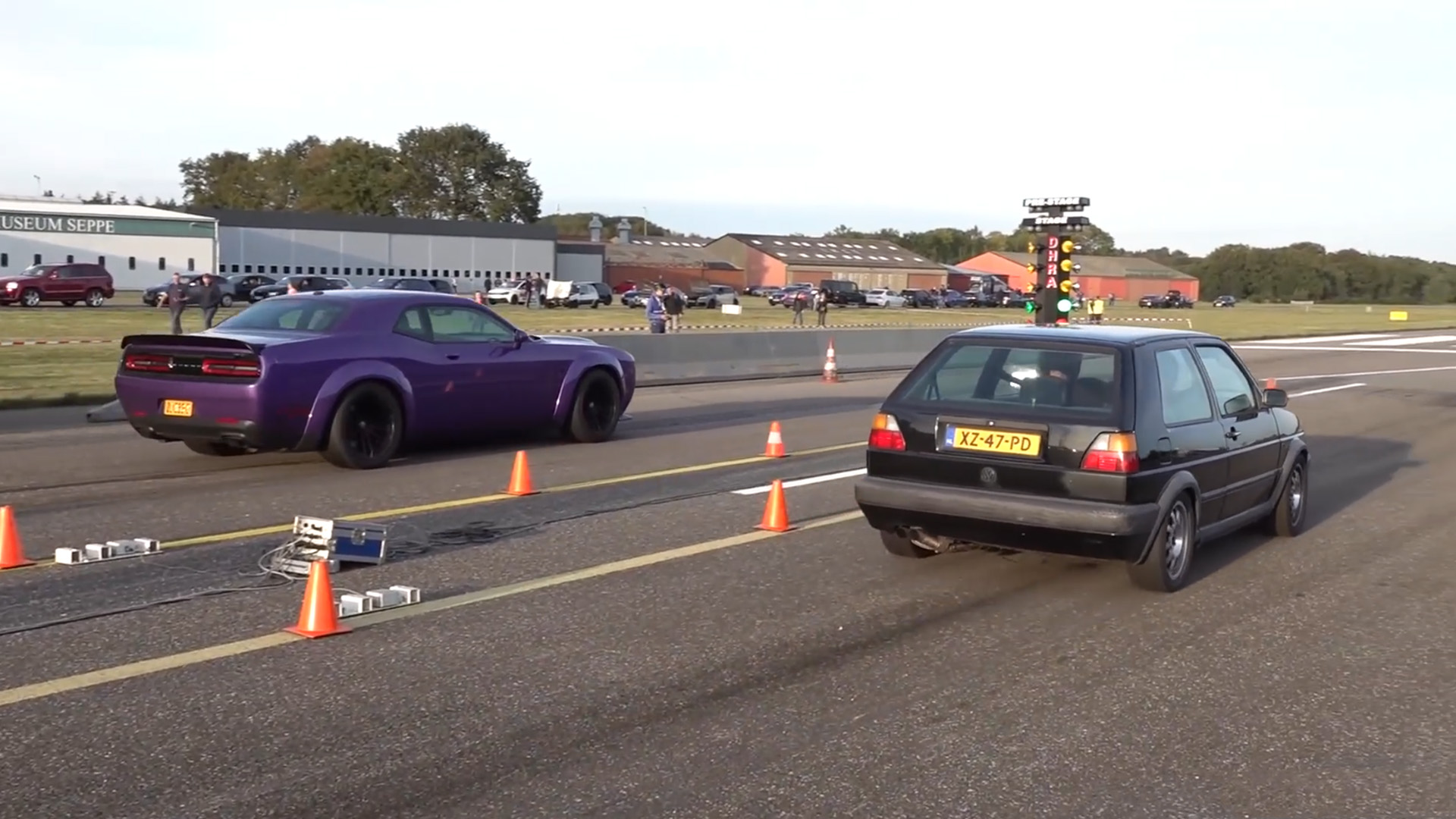 Klassieke Golf versus moderne muscle car: wie is het snelst?