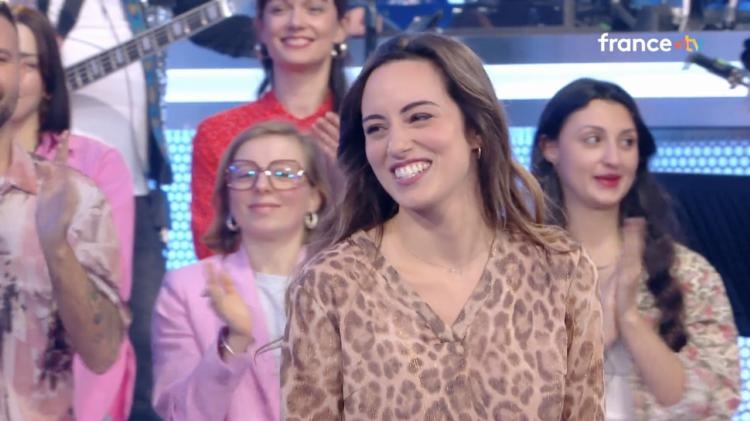 « N’oubliez pas les paroles » : qui est Sandy, la nouvelle maestro qui ...