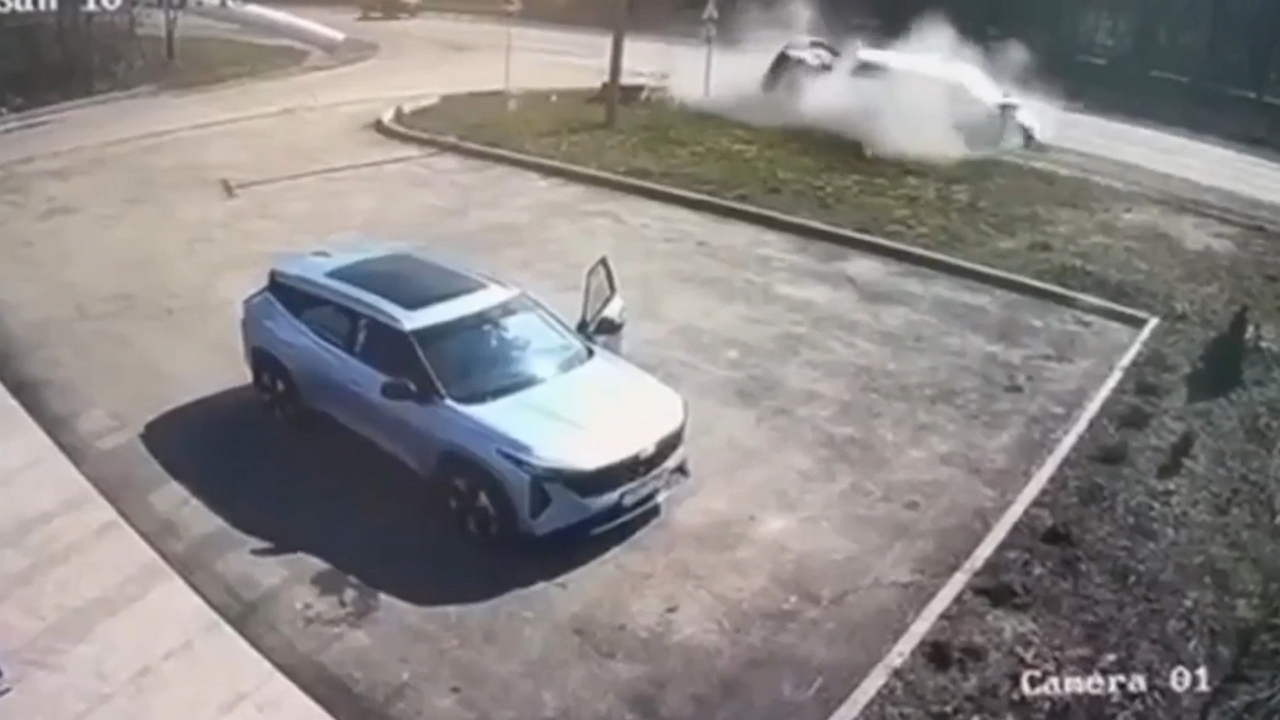Two injured after turning collision between Toyota Alphard and Lada ...