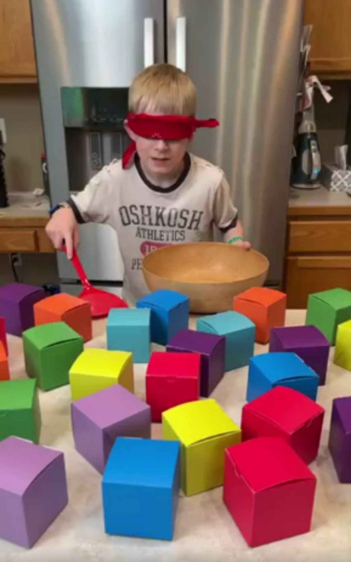 Family box scoop game | Scoop a surprise & win a prize