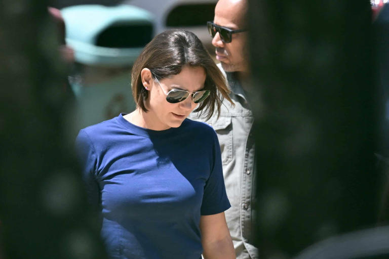 Michelle Bolsonaro dá gelo em Flávio e sobe em palanque de aliado do PL