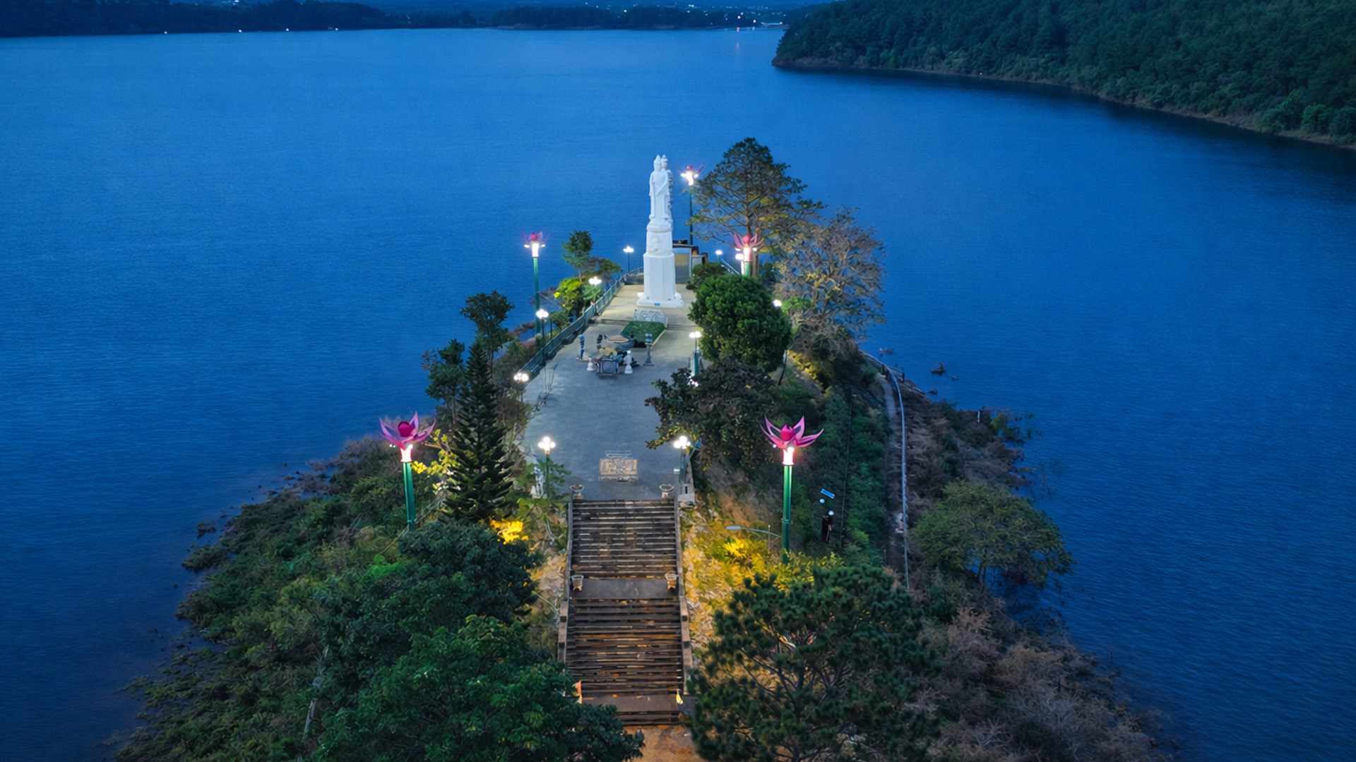 ¿Por qué este templo está construido en el agua?