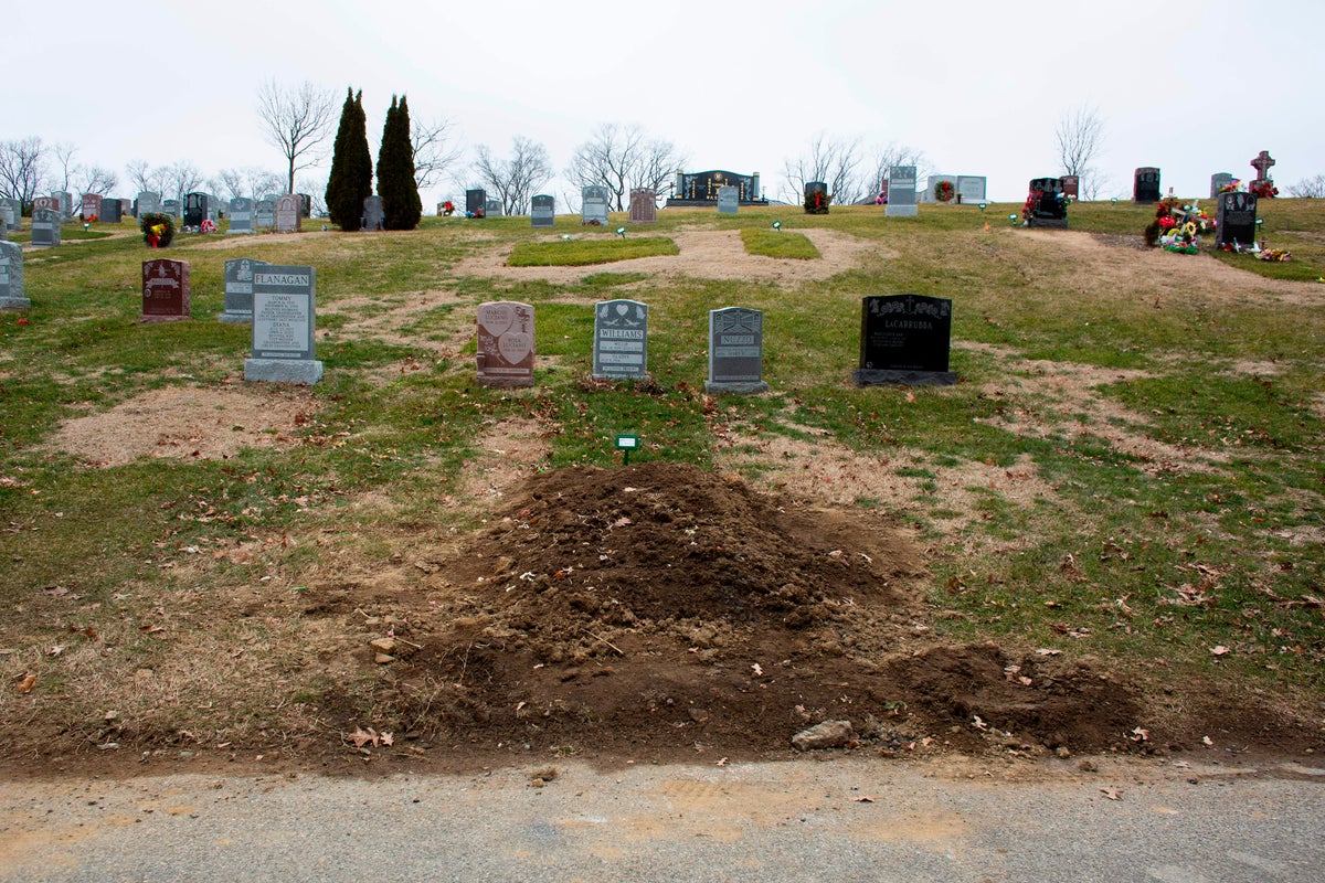Texas cemetery buried stranger in family plot, $1M lawsuit claims
