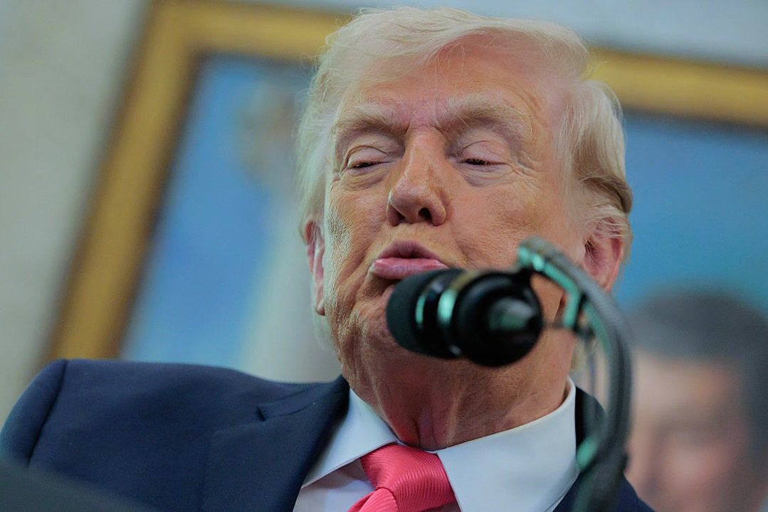 Moment Trump sparks health concerns with drooping face as viewers say ...
