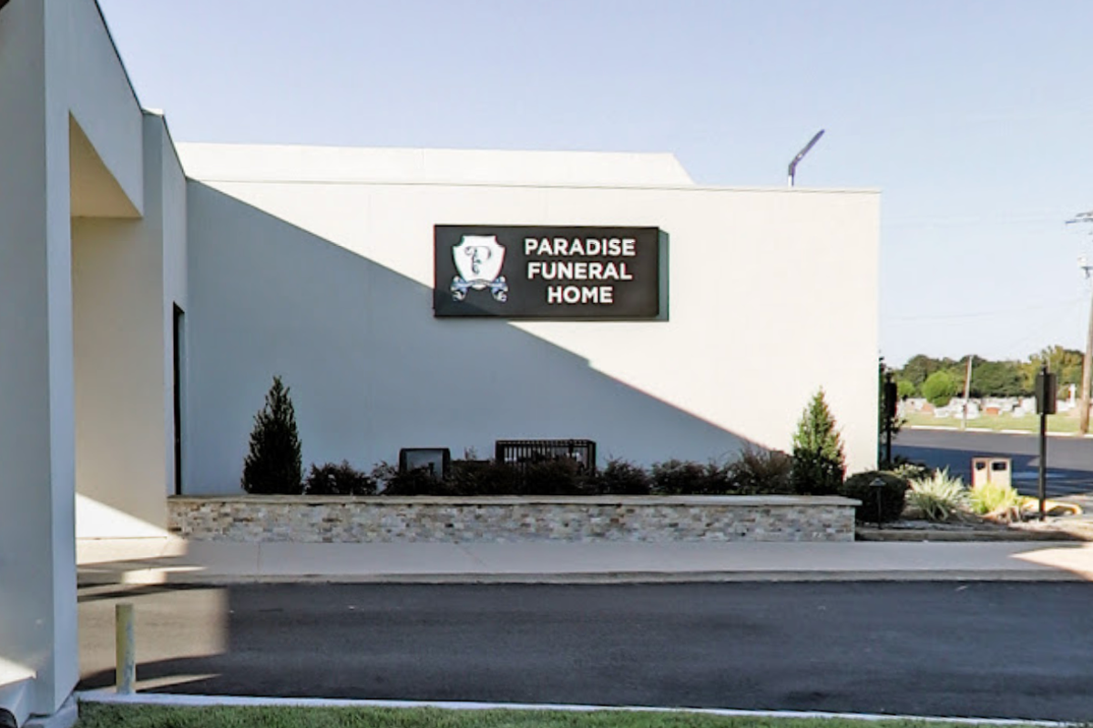 Woman claims cemetery make terrible mistake when ‘burying her sister’