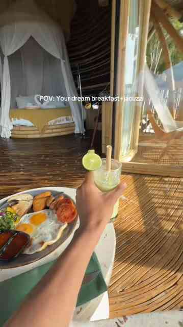 Sarapan dan jacuzzi dengan pemandangan bukit di Bali
